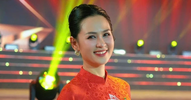 BTV thời sự Thúy Hằng, U50 diện đồ vẫn 'hack tuổi'