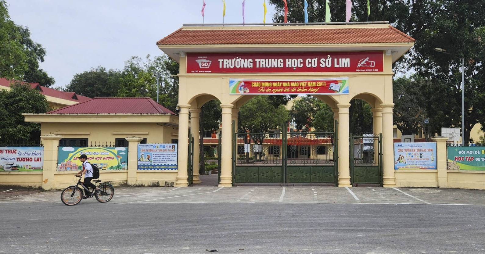 Nữ sinh lớp 8 ở Bắc Ninh bị nhóm bạn túm tóc, đánh túi bụi trong trường