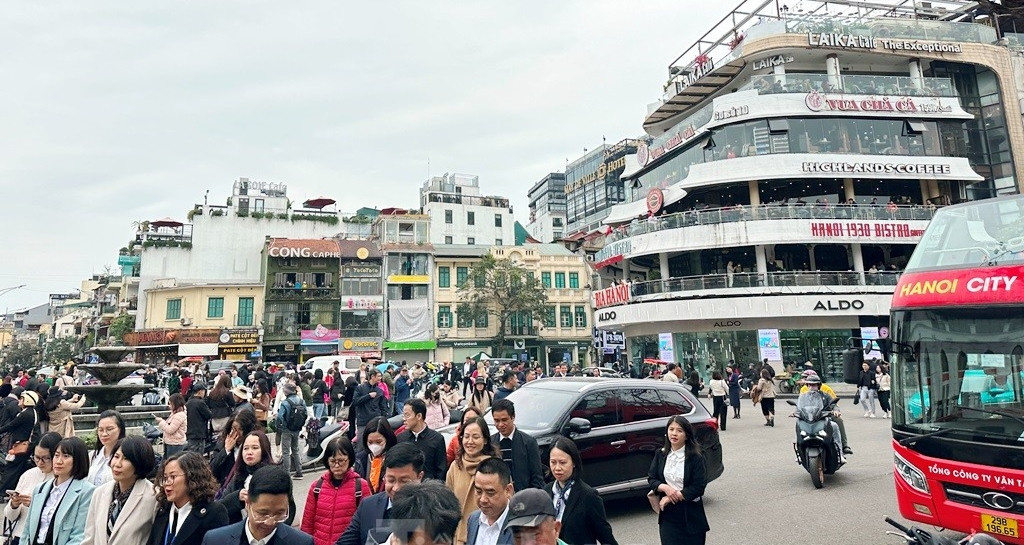 Hàng nghìn người đổ về tòa nhà Hàm cá mập check-in