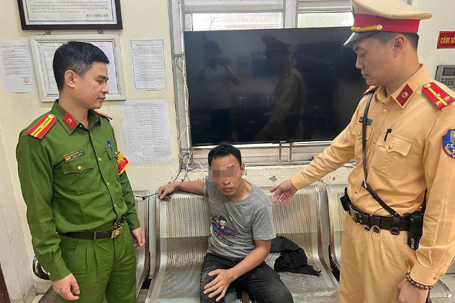CSGT khống chế đối tượng nghi 'ngáo đá' hành hung người đi đường ở Hà Nội