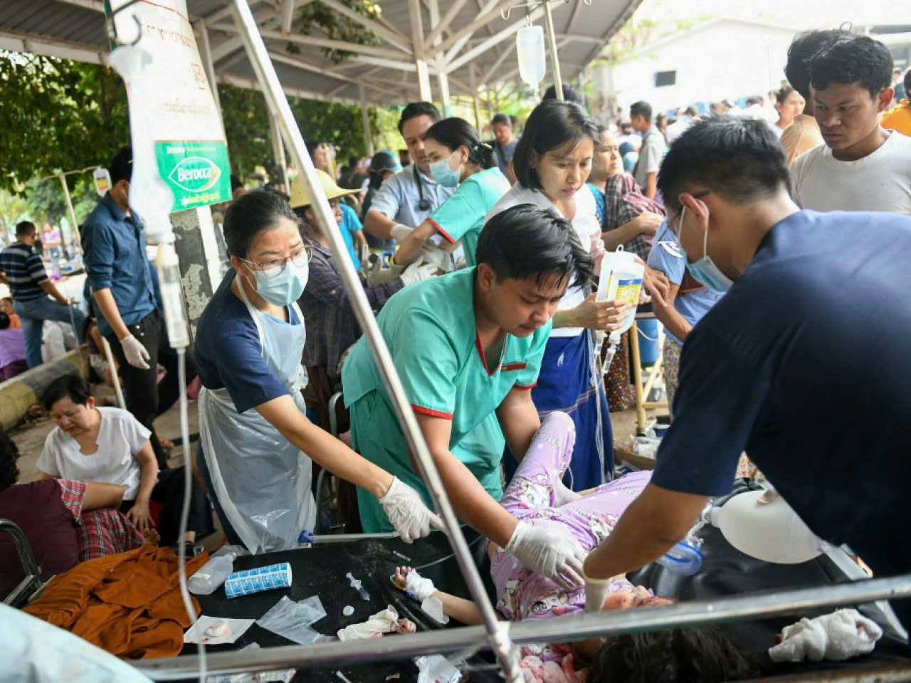 Myanmar chạy đua cứu người sau động đất:Nạn nhân nằm la liệt