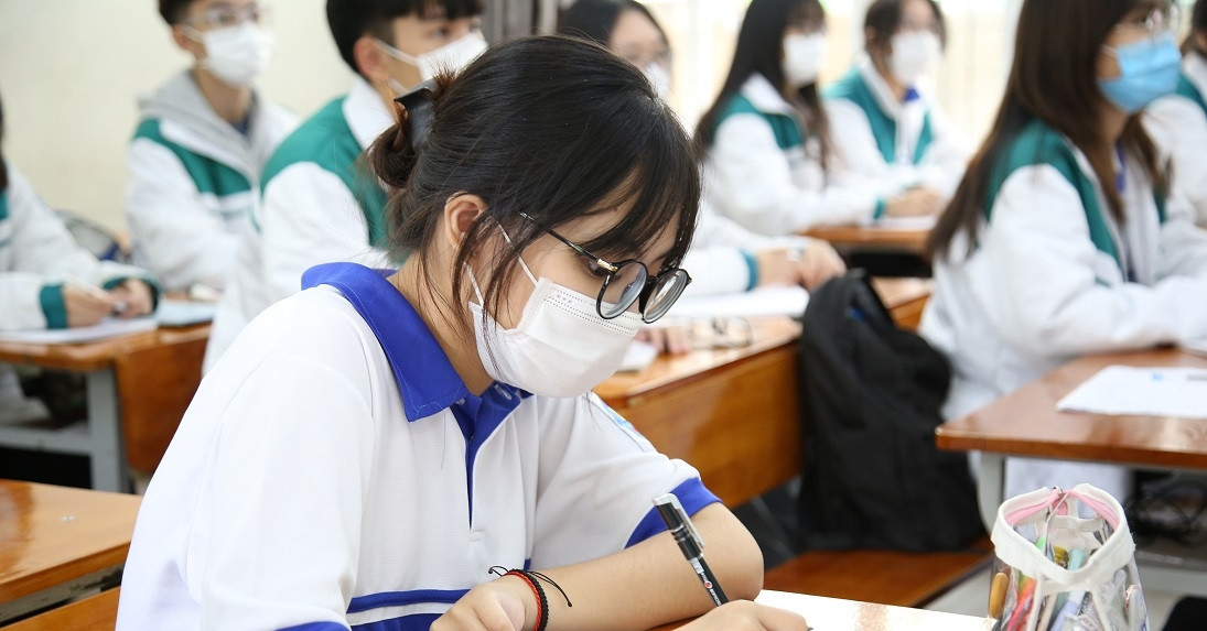 Phụ huynh than phiền tiền nộp cho trung tâm dạy thêm tăng vọt sau Thông tư 29