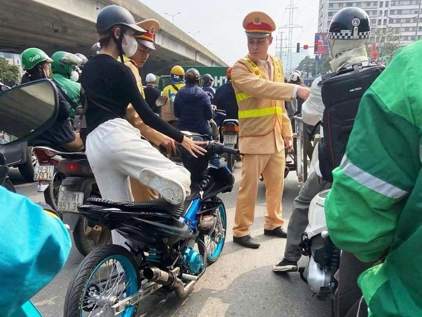 Nữ sinh 17 tuổi đi xe máy 'độ' bị xử phạt hàng loạt lỗi, CSGT tìm người ...