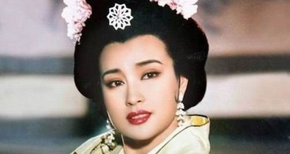 'Võ Tắc Thiên kinh điển nhất' cả đời lắm thị phi, 75 tuổi vẫn yêu 'hồng hài nhi'