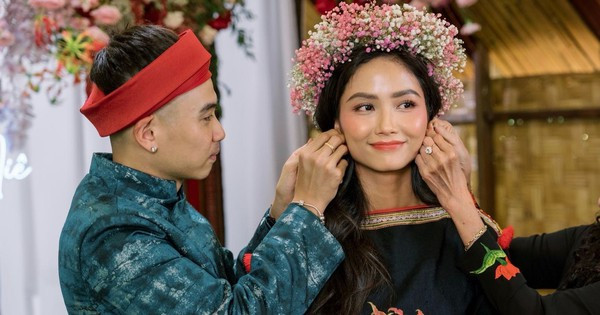 H'Hen Niê đi chân đất ở lễ cưới