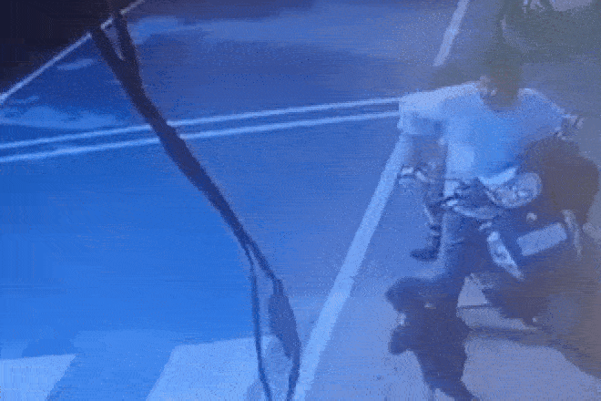 Lặng người khi chứng kiến hình ảnh cậu bé lao ra đường khi xe tải đang ...
