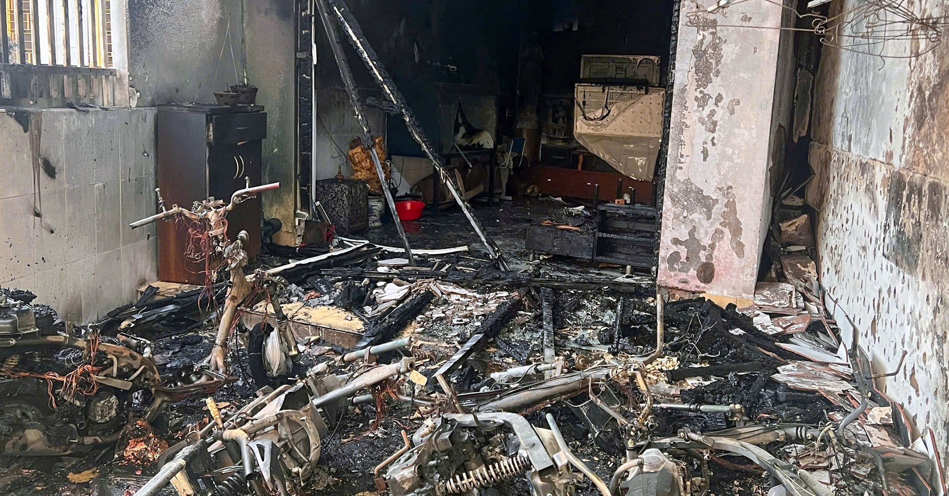 Cháy nhà 3 tầng, mùi khét và khói bao trùm, 5 người hốt hoảng tìm đường ...