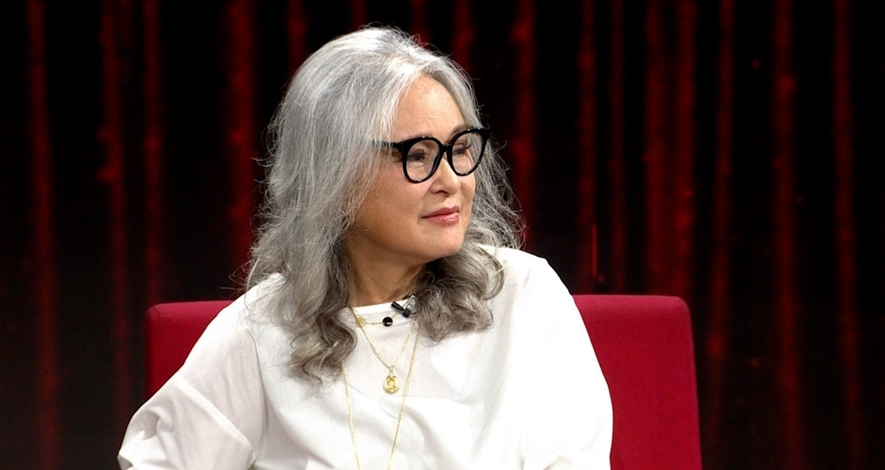 Khán giả khóc òa và bỏ chạy khi gặp NSND Hoàng Cúc 'Tướng về hưu' ngoài đời