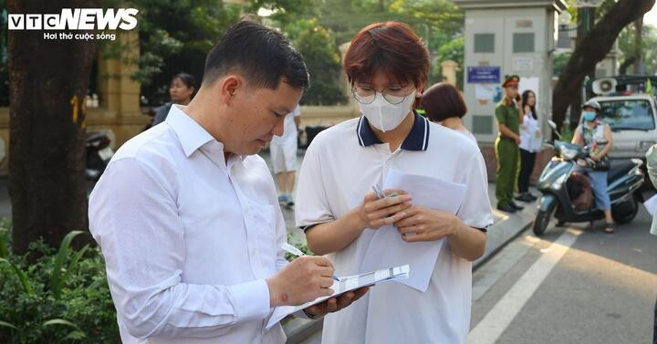 Thầy giáo túc trực ở cổng trường thi từ sớm, điểm danh đủ học sinh mới ...