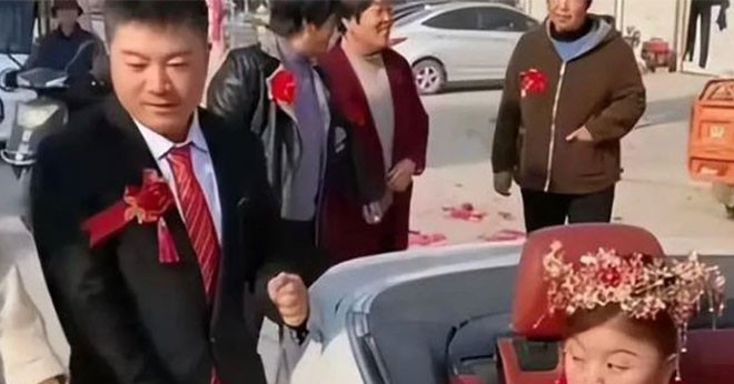 Chàng trai 27 lấy vợ 59 tuổi, sốc nặng với yêu cầu của cô dâu trong đám ...