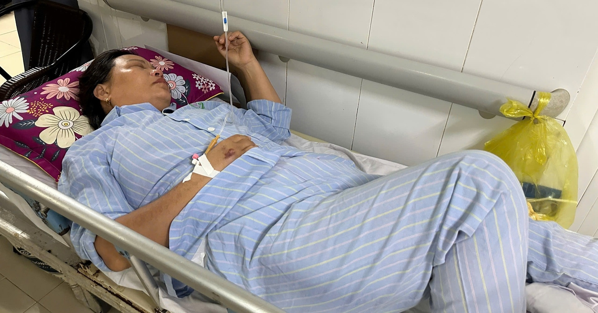 Nữ giáo viên kể phút bàng hoàng khi ô tô tông 2 xe máy rồi lao xuống sông