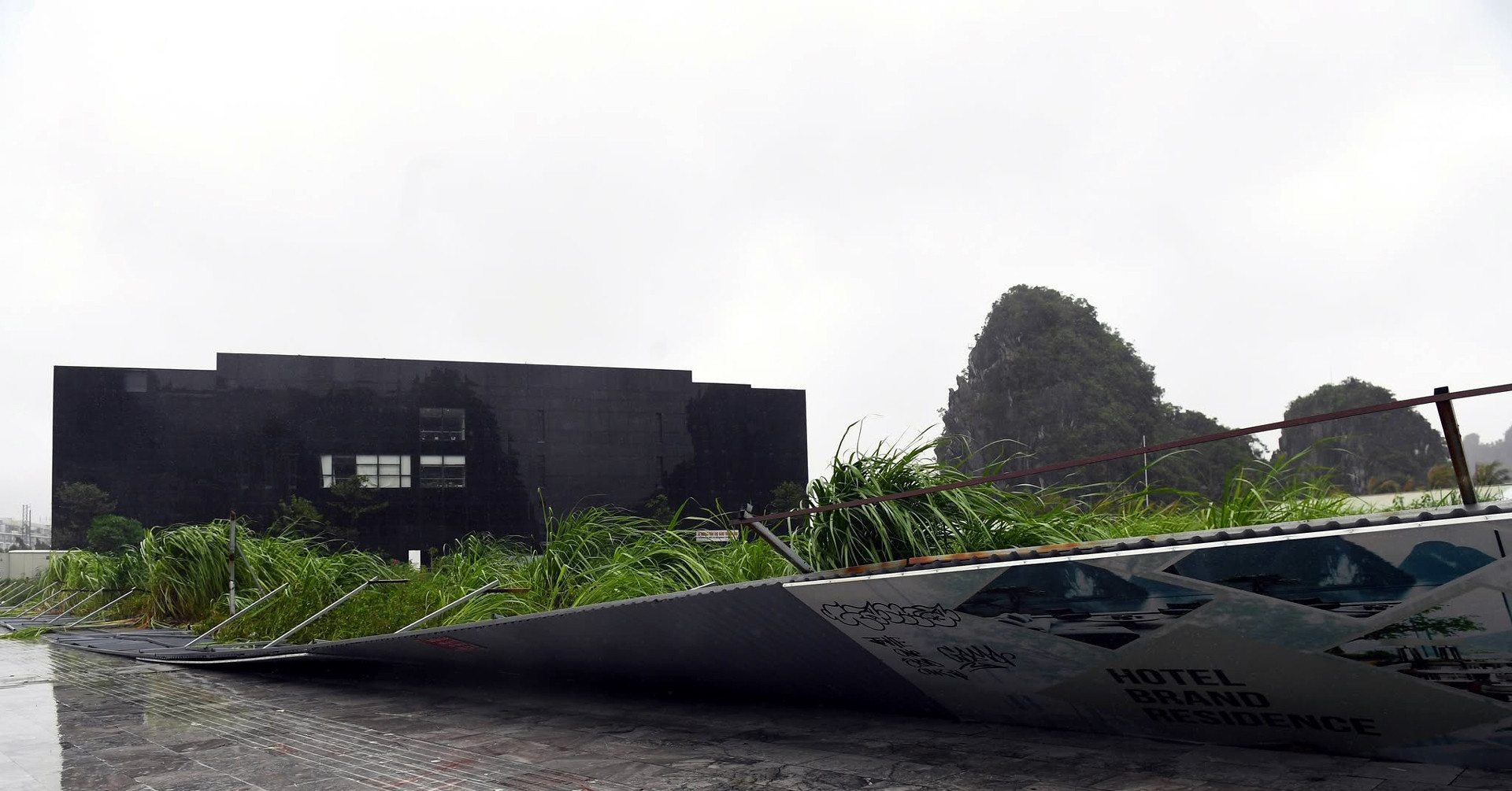 Bão số 3 Wipha đổ bộ đất liền, Hà Nội mưa lớn kèm gió giật mạnh