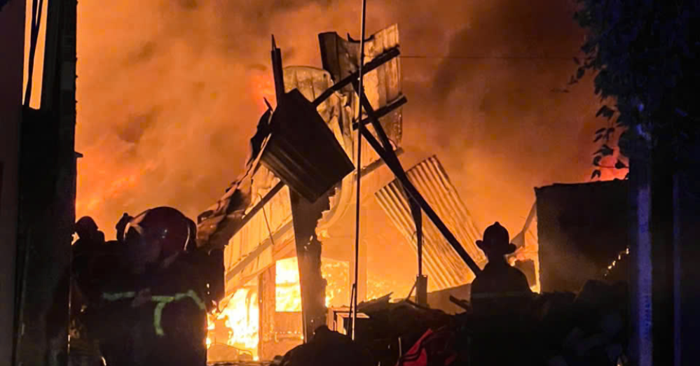 Lửa rừng rực kèm tiếng nổ lớn từ nhà kho 1.000m2, người dân hoảng loạn tháo chạy