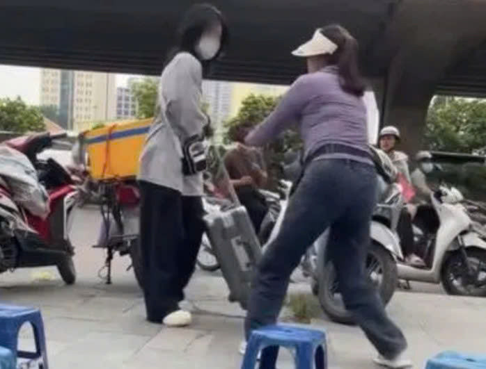 Vụ bà bán trà đá đuổi cô gái : Không thể có chuyện vỉa hè là “của riêng”