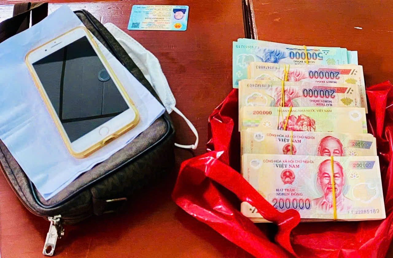 Bà lão mang 120 triệu đồng đến trụ sở công an để nhờ chuyển cho ‘công an dỏm’