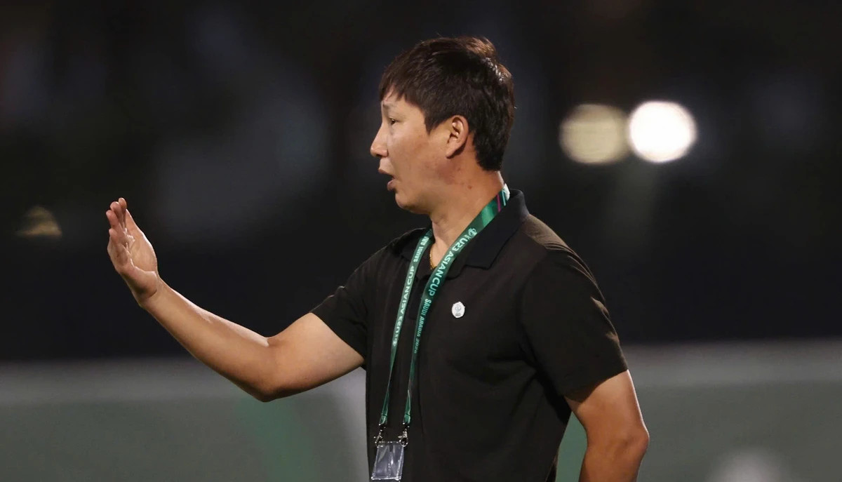 Đình Bắc ghi bàn rồi nhận thẻ đỏ, HLV Kim Sang-sik nói lý do