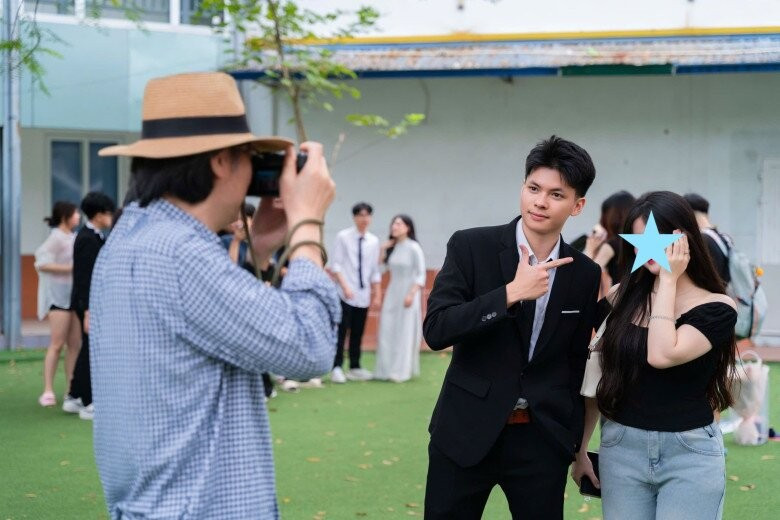 Bé trai răng thưa 'Bố ơi mình đi đâu thế' giờ dậy thì như tài tử