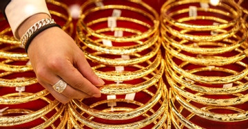 Giá vàng biến động dữ dội: Nên mua hay bán?