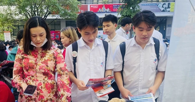 Khi cánh cửa lớp 10 công lập khép lại: Học sinh còn những lối đi nào?